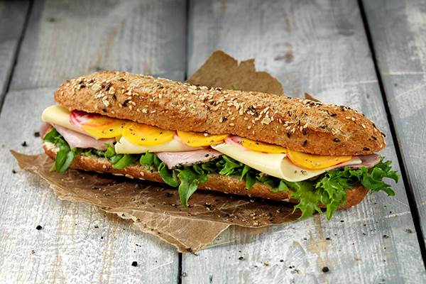 Baguette med ost, skinke og beter