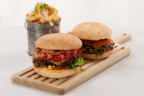 Burger med bacon, trippel ost og dirty fries