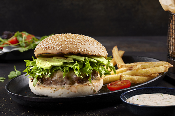 Klassisk burger med ost toppet med avokado